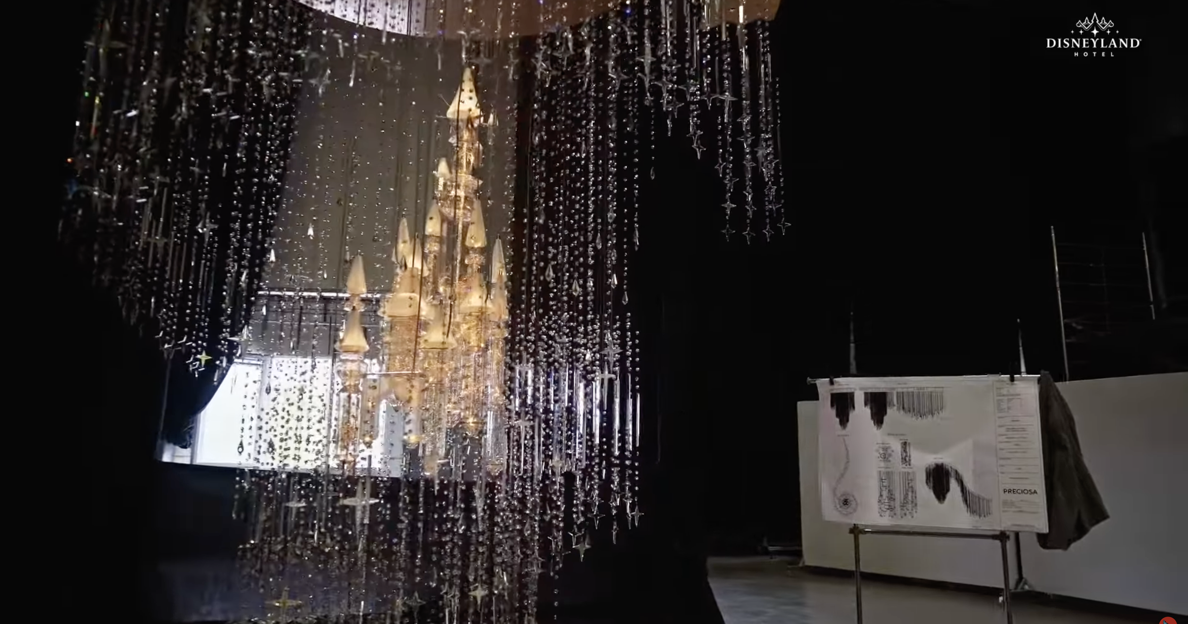 Video: Disney Imagineers tonen kristallen kroonluchter in Disneyland ...